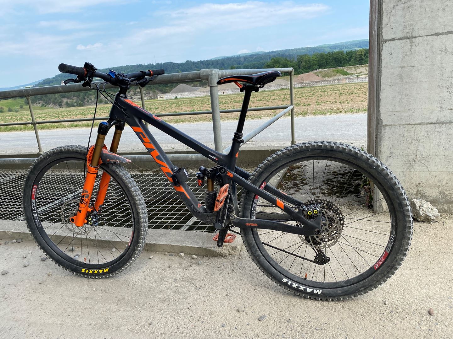 Pivot Mach 6 stealth Carbon Mullet 2022 - Bike Gallery | Traildevils