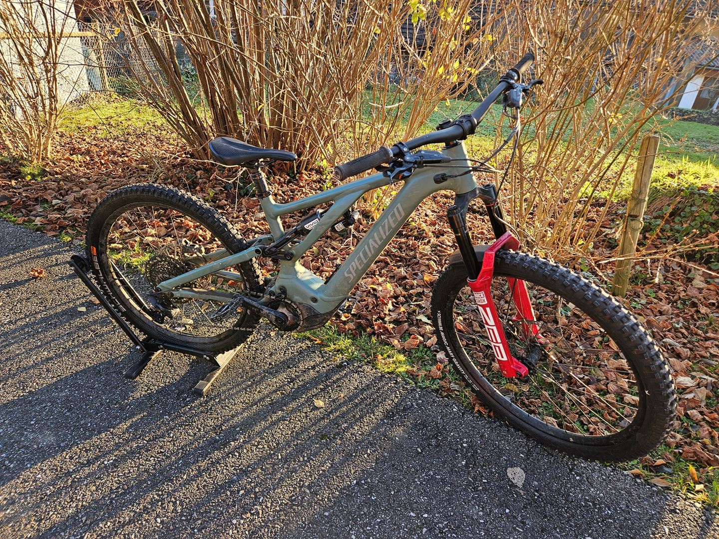 Specialized Levo Turbo Alu S4 Custom mit kleinem Defekt für 1800 CHF in und uf de Trails günstig ...
