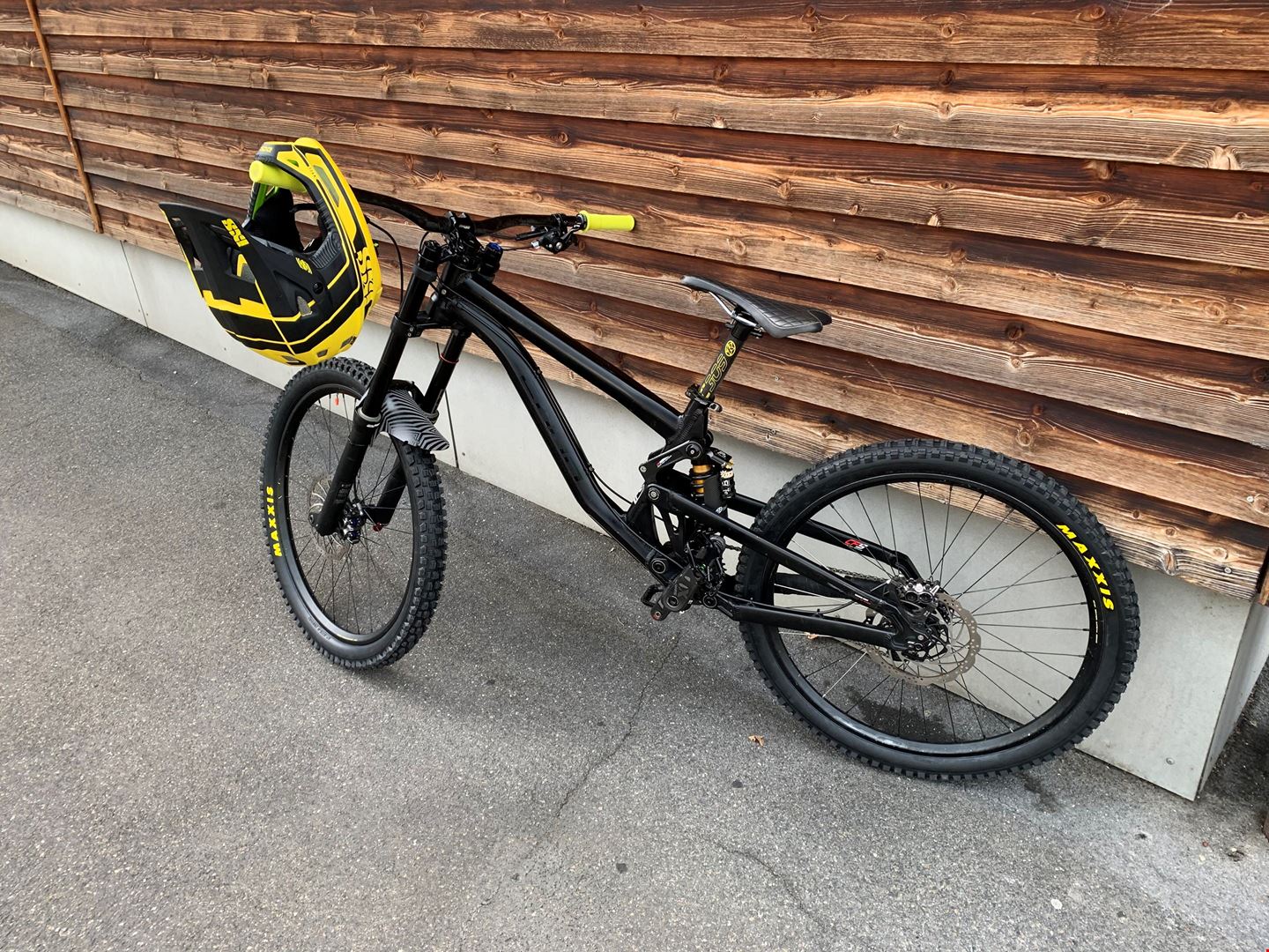 SOLID Bikes Strike BlackStar 2015 - Bike Gallery | Traildevils